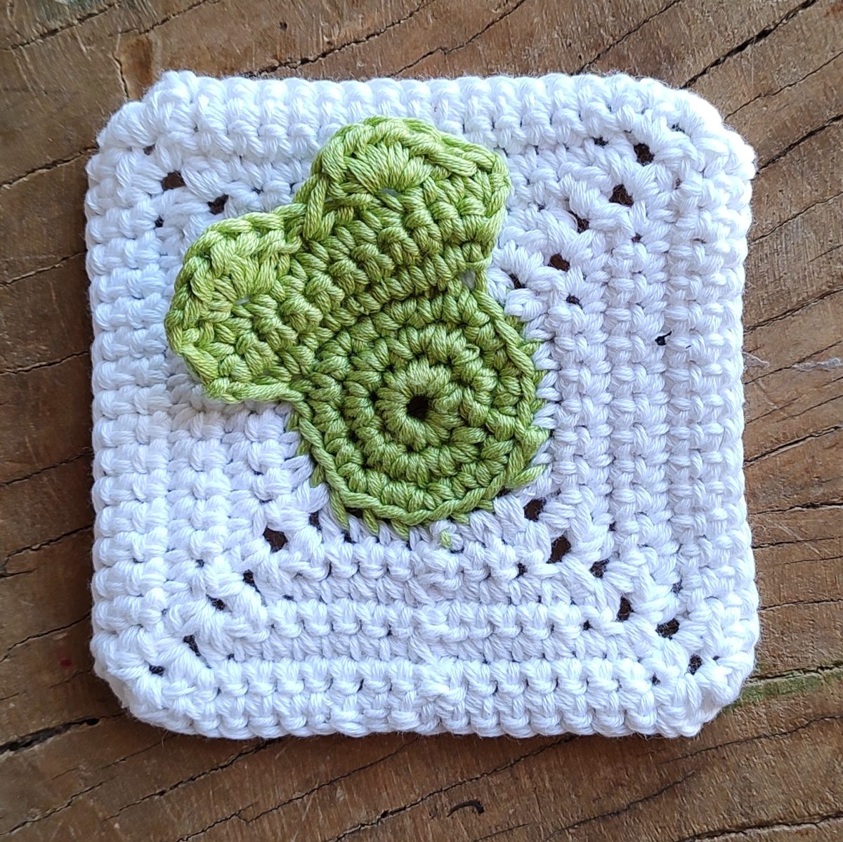 Shamrock Granny Square free crochet pattern - Pukapuka